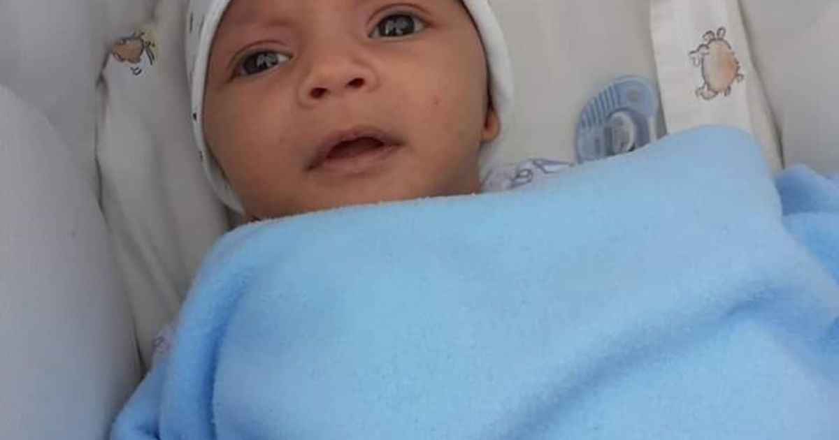 Detaliul uimitor observat într-o fotografie cu un bebeluș! - WOWBiz