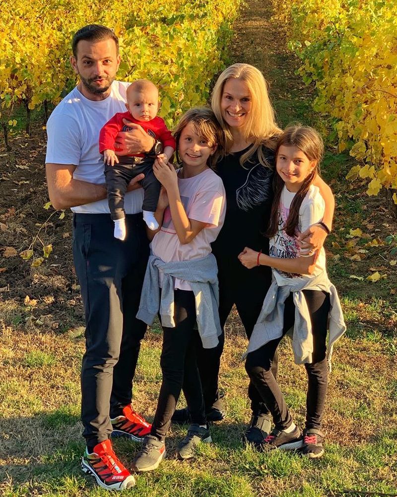 Mihai Morar a publicat o fotografie de familie cu soția și fiicele lor ...