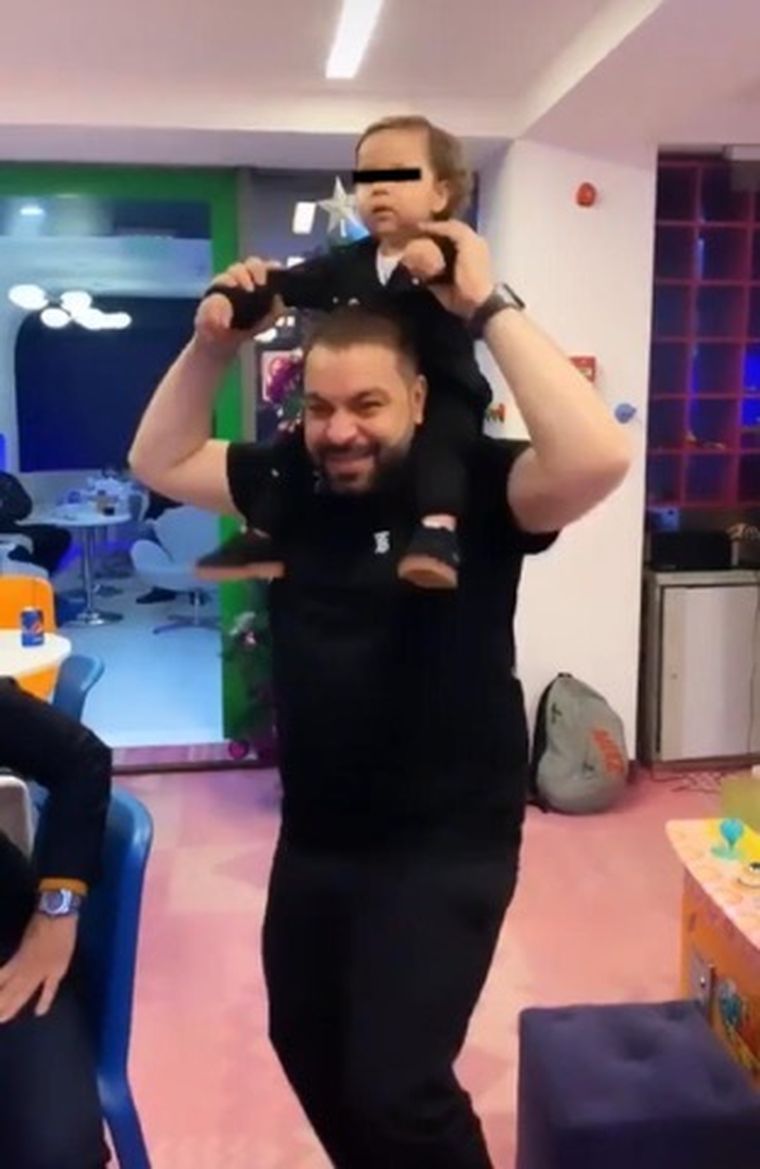 Prima imagine cu Florin Salam în rolul de bunic - WOWBiz