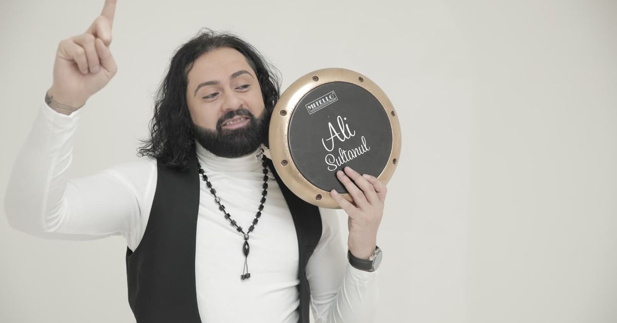 Manelist celebru, Ali Sultanul, si-a aurit tarabanele! - WOWBiz