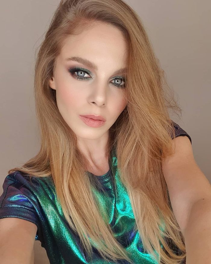 Anca Surdu a pozat provocator în vagonul de metrou - WOWbiz.ro