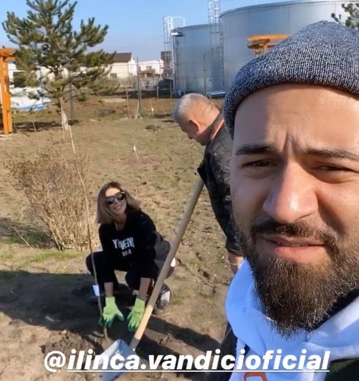 Ilinca Vandici, Adrian Mutu si Matteo au plantat copaci in Tunari - WOWBiz