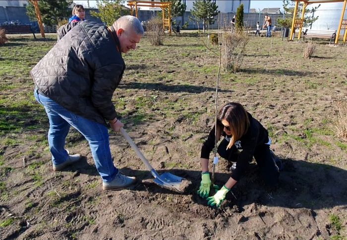 Ilinca Vandici, Adrian Mutu si Matteo au plantat copaci in Tunari - WOWBiz