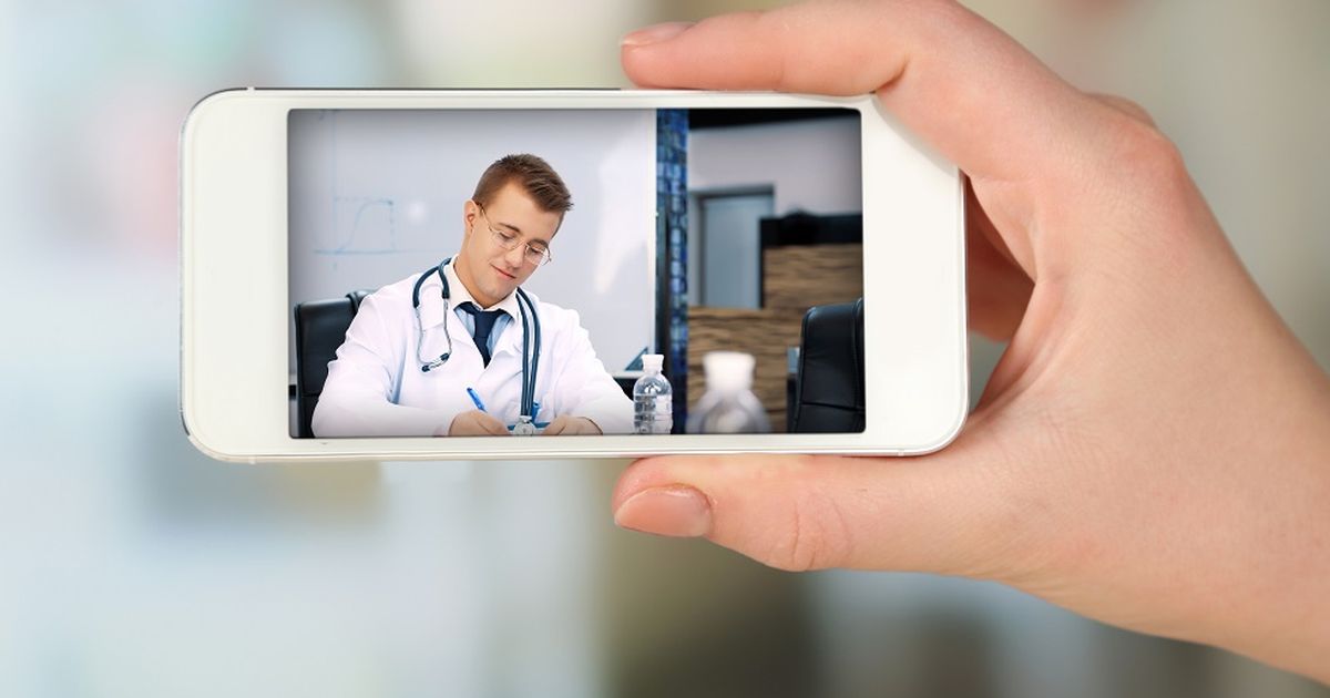 Fals medic ginecolog "consulta" femeile prin telefon, apoi le șantaja ...