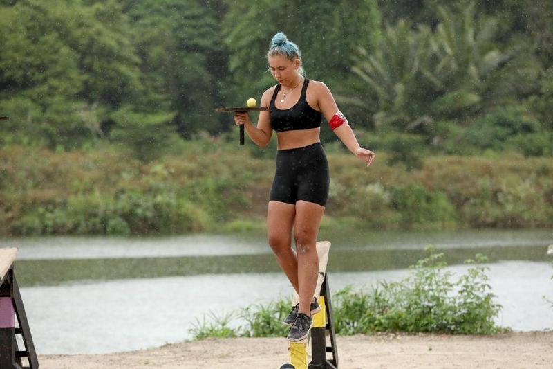 Emy Alupei de la Survivor l-a sărutat cu forța pe Carla's Dreams! - WOWBiz