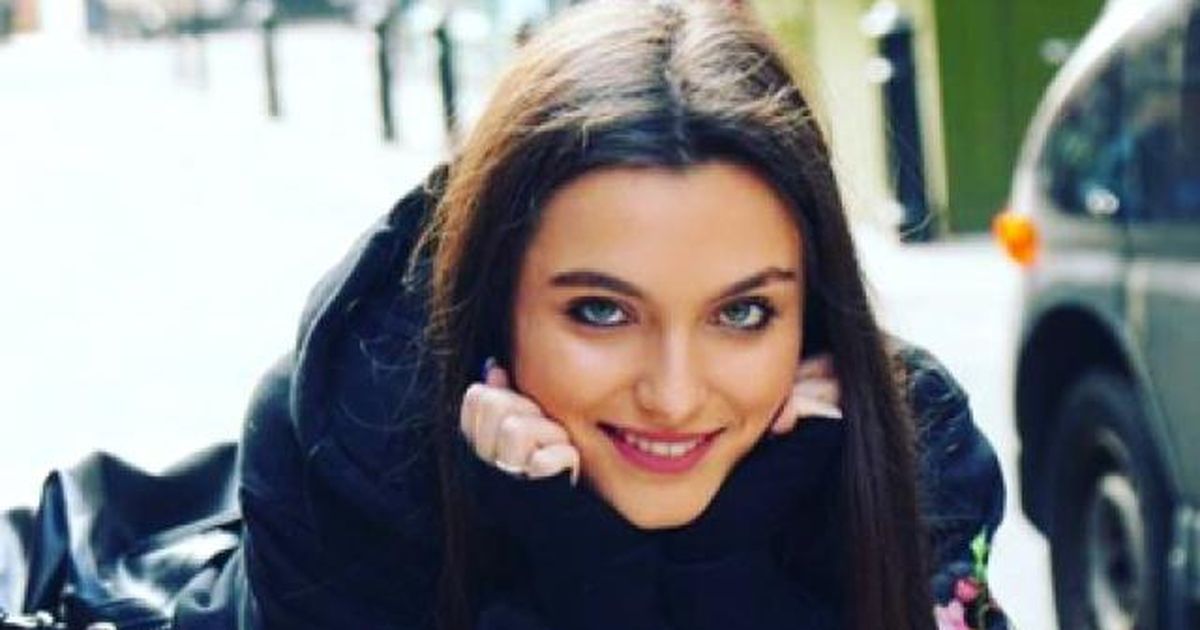 Alexia Eram, fata Andreei Esca, surprisă în ipostaze provocatoare - WOWBiz