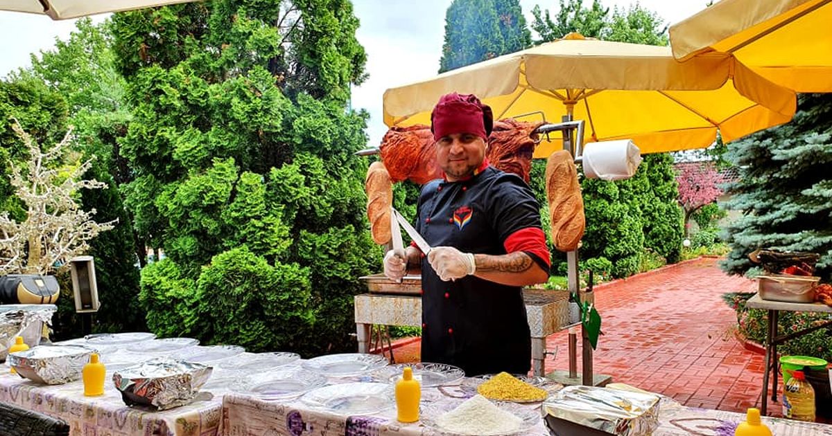 Cristi Borcea si Valentina Pelinel, petrecere la piscina cu berbecut ...