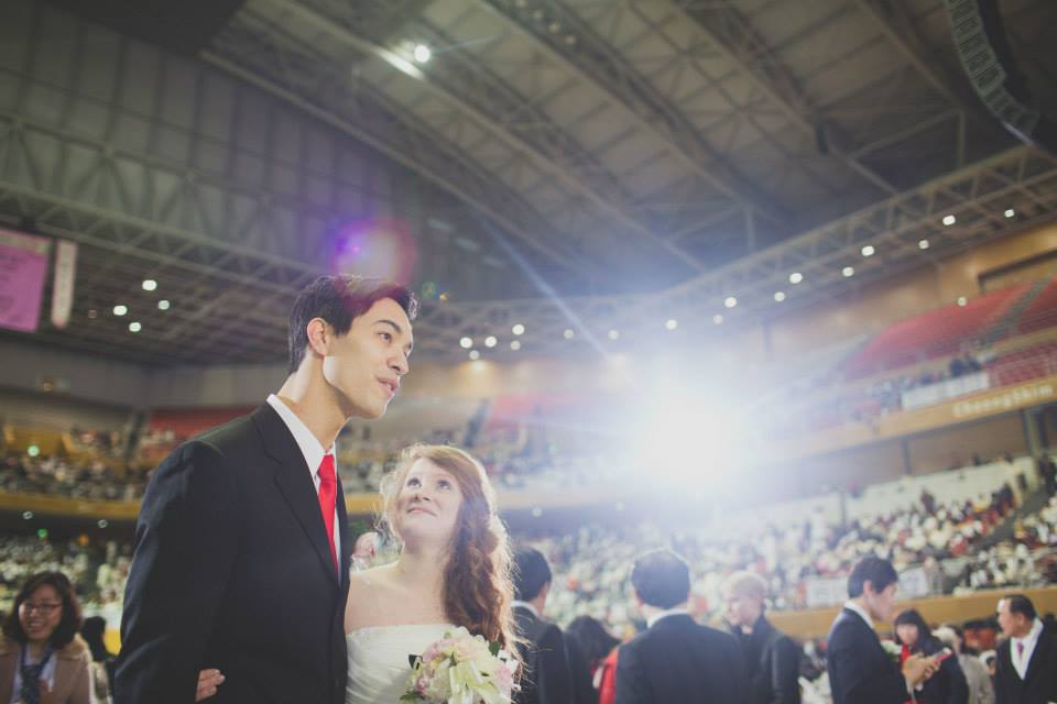 Ritualuri de nunta in masa! 2.500 de cupluri s-au casatorit in Coreea ...