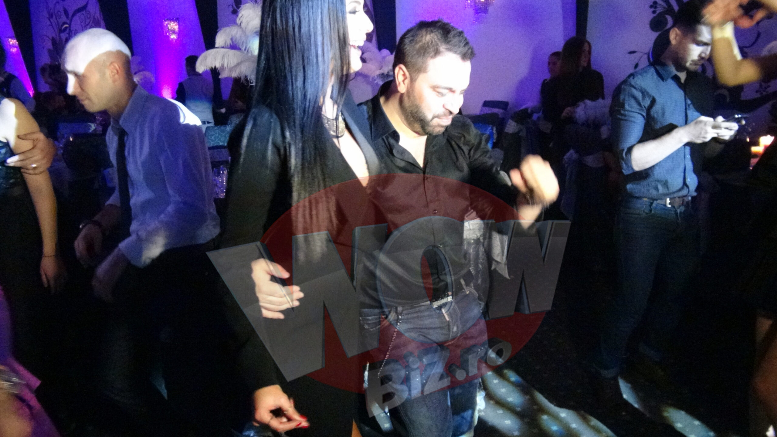 VIDEO | Florin Salam, saruturi pasionale cu viitoarea nevasta, in vazul lumii. Avem imagini de ...