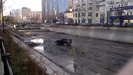 Ba, esti prost? Uite cum incearca un smecher de Bucuresti sa evite ...