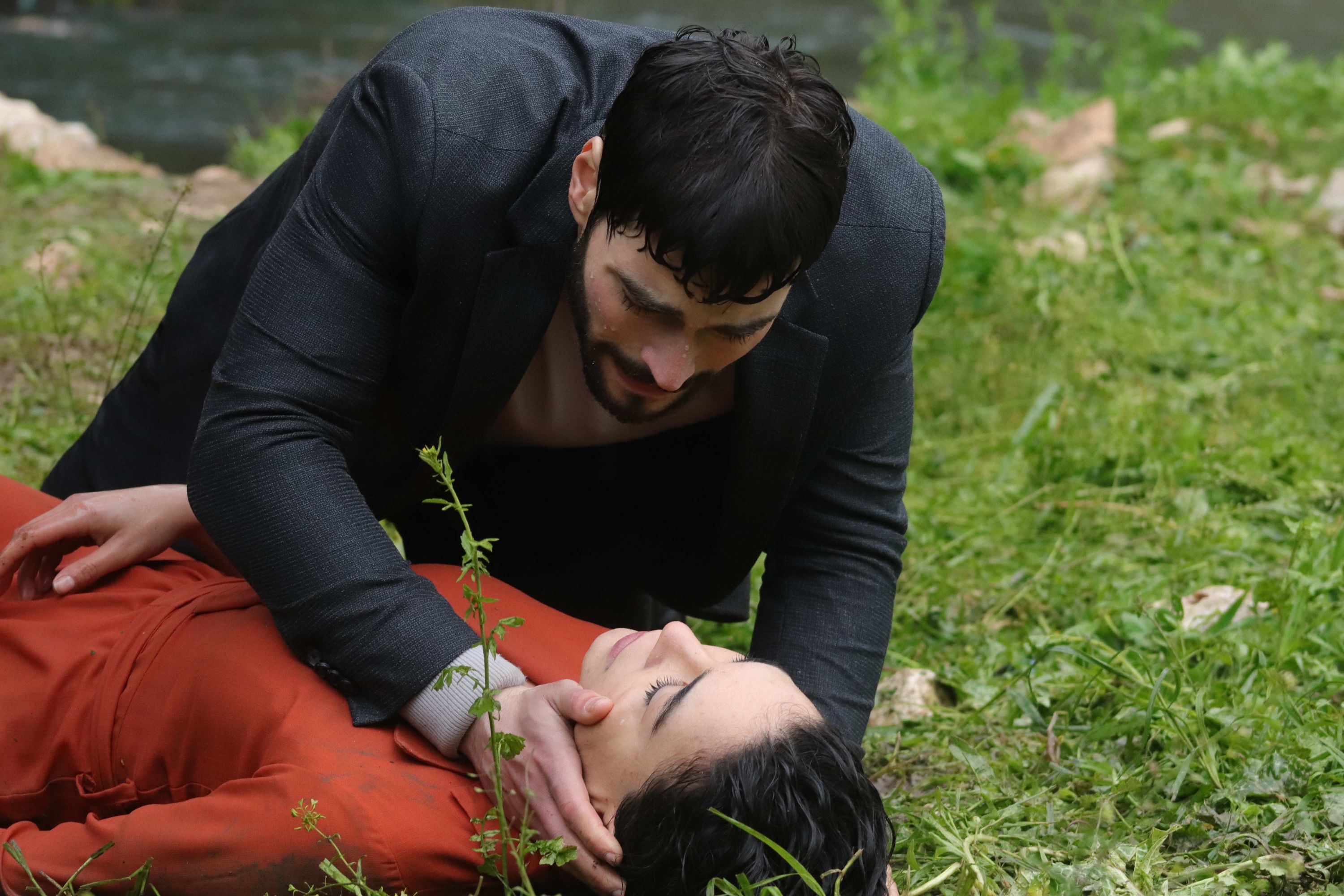 In aceasta seara, de la ora 20:00, in serialul "Hercai", Reyyan recurge ...