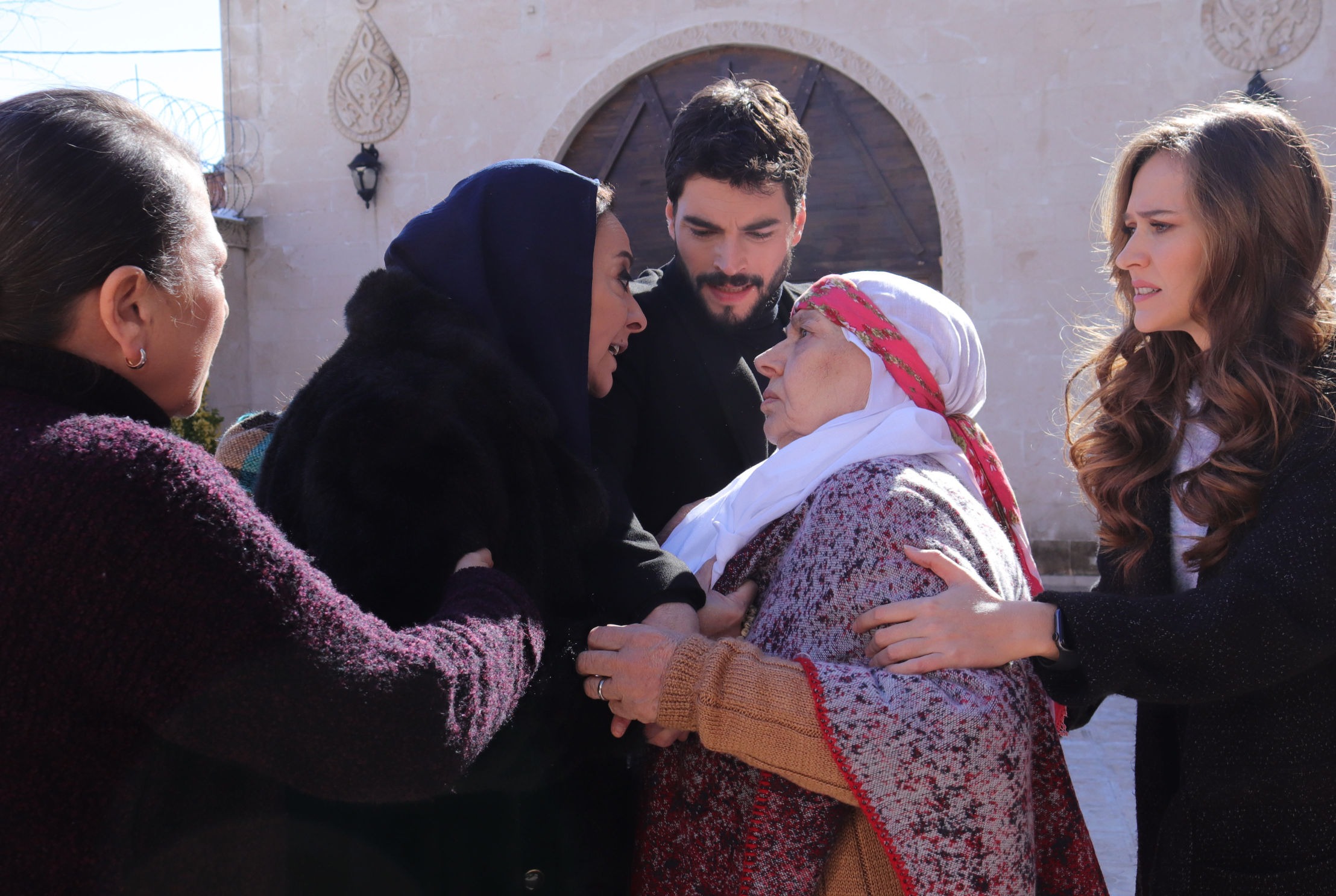 In aceasta seara, de la ora 20:00, in serialul “Hercai”, Azize ...