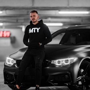 Cine este, de fapt, Alex Montrey, unul dintre cei mai cunoscuți ...