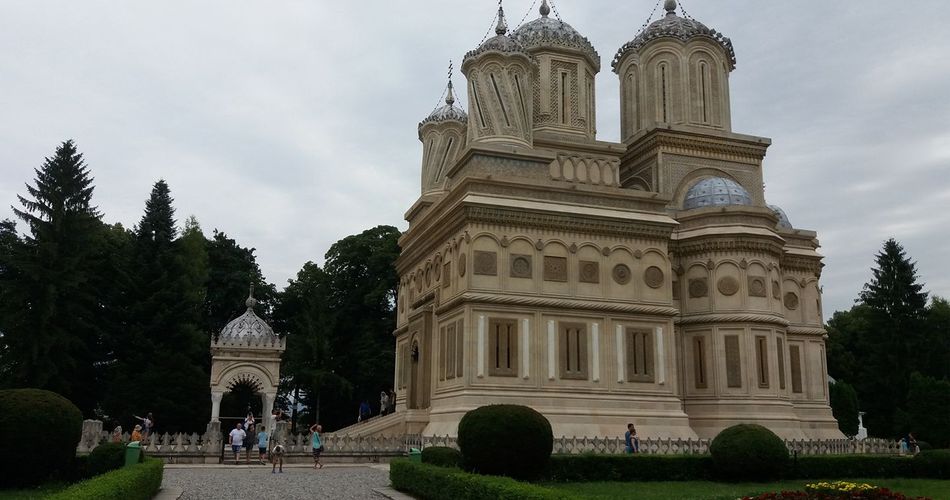 Care este, de fapt, legenda Meșterului Manole. Textul Baladei ...