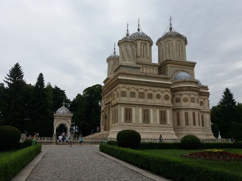 Care este, de fapt, legenda Meșterului Manole. Textul Baladei ...