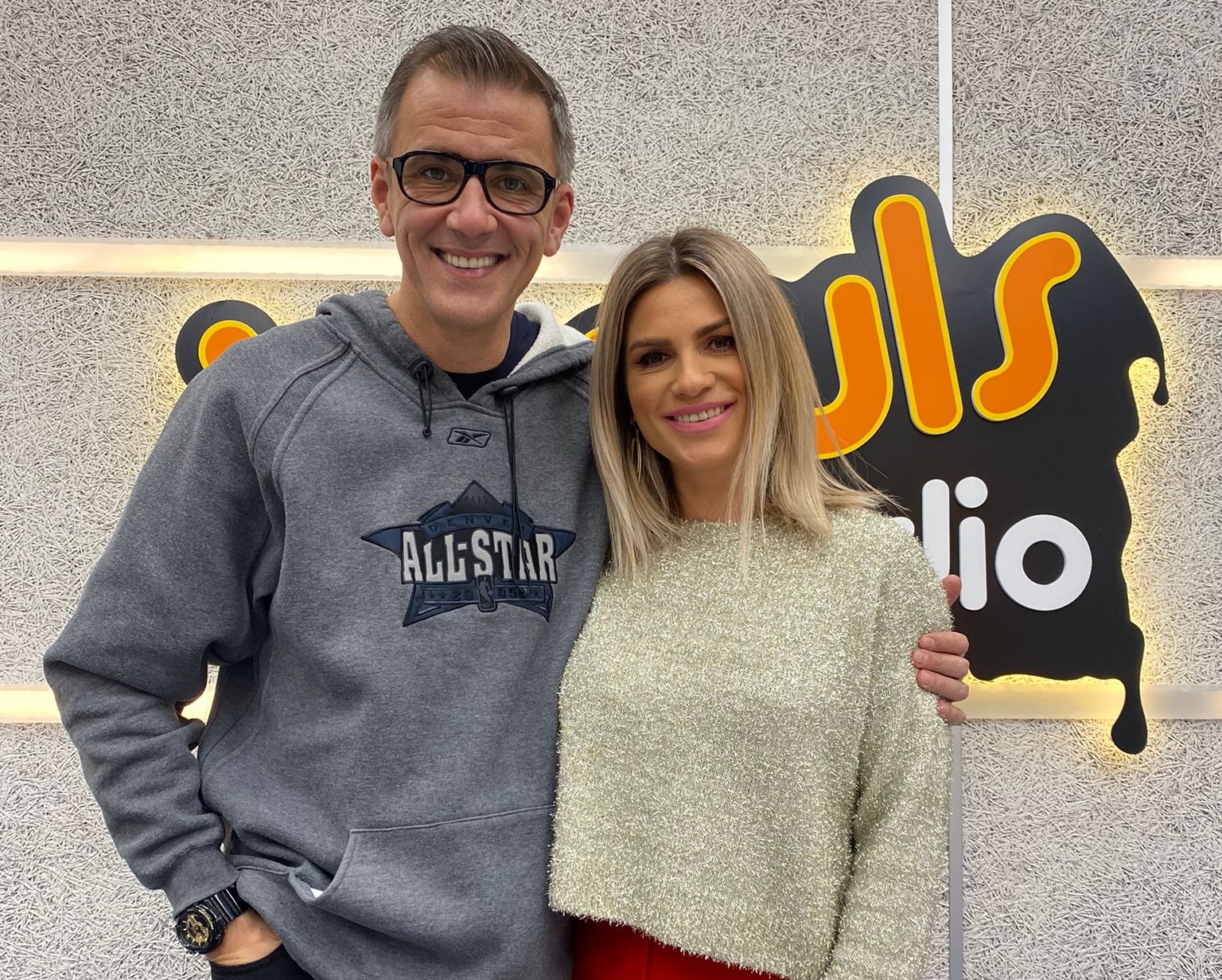 Ellie White vine la emisiunea “Invitatul de 12”, prezentată de Cosmin ...