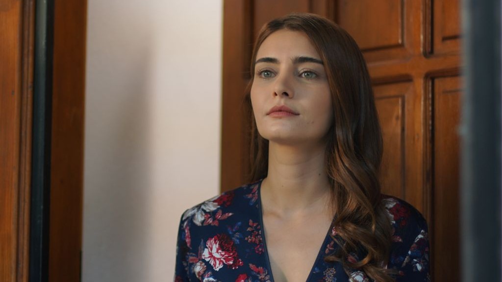 În această seară, de la ora 20:00, în serialul Fiica ambasadorului, Menekșe pică în propria ...