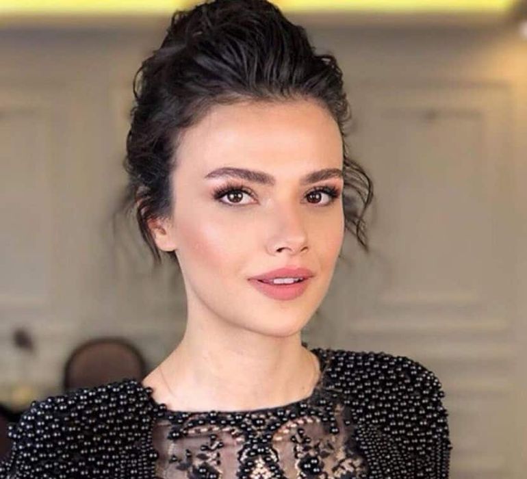 Sinem Ünsal, eroina serialului Doctorul minune, a suferit un teribil ...