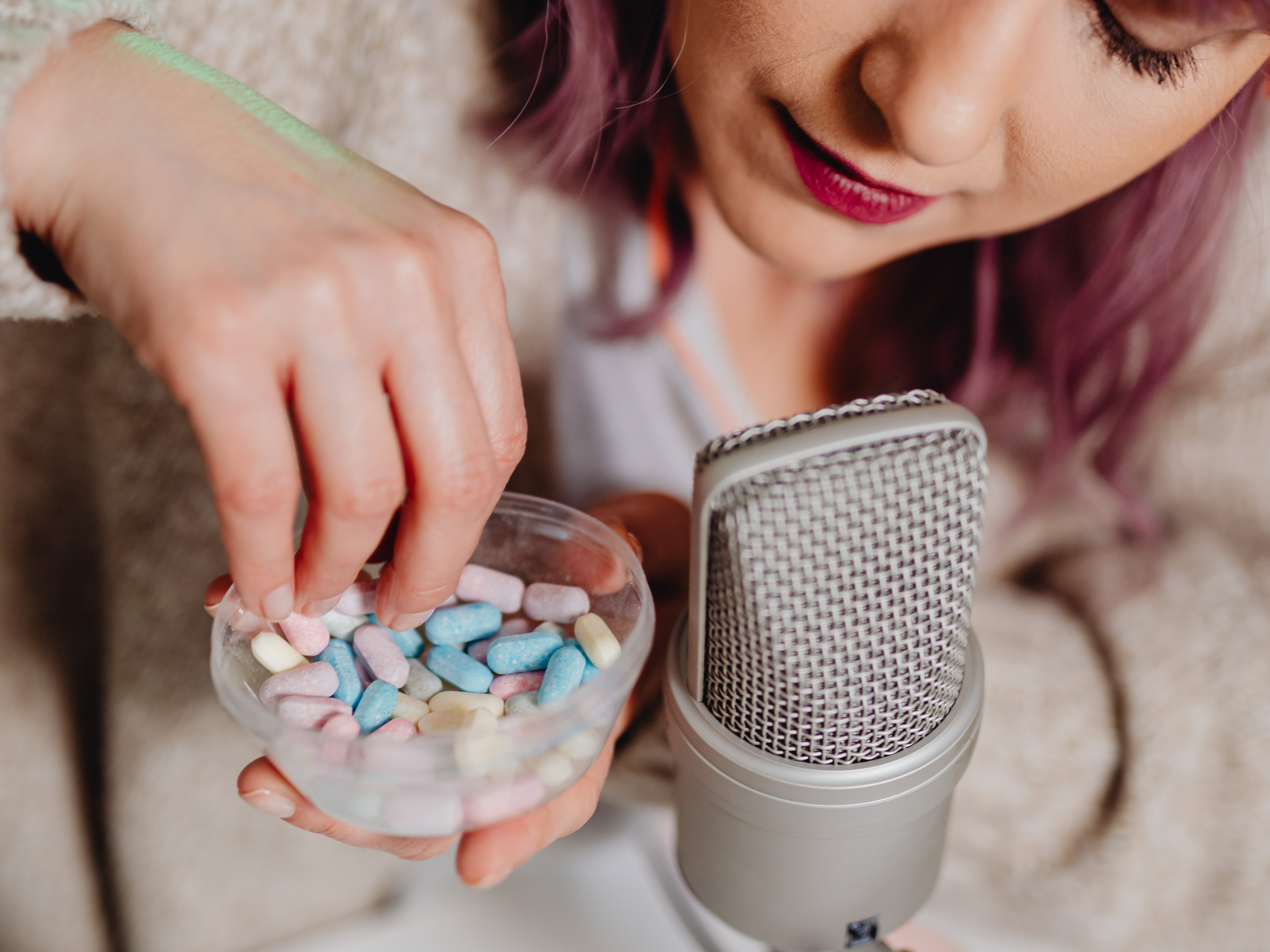 Ce este ASMR, fenomenul apreciat de TikTok-eri - Kanal D Romania