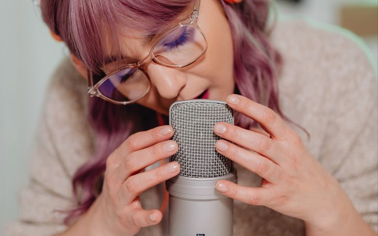 Ce este ASMR, fenomenul apreciat de TikTok-eri - Kanal D Romania