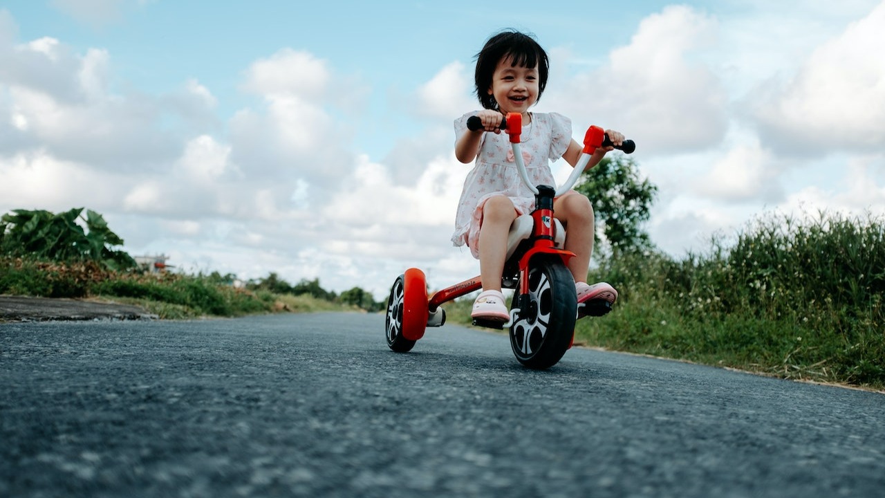 Sănătate și fericire pe trei roți: Beneficiile fizice și psihologice ...