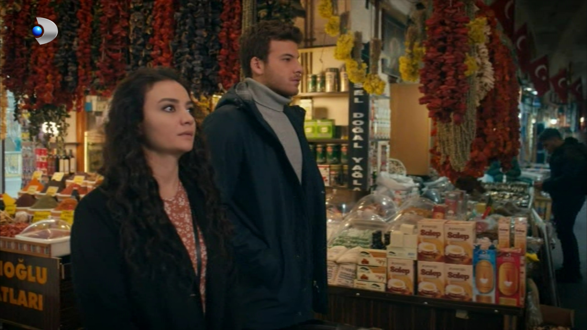 Omer o dă afară din casă pe Defne. Vezi online live episodul 46 al ...