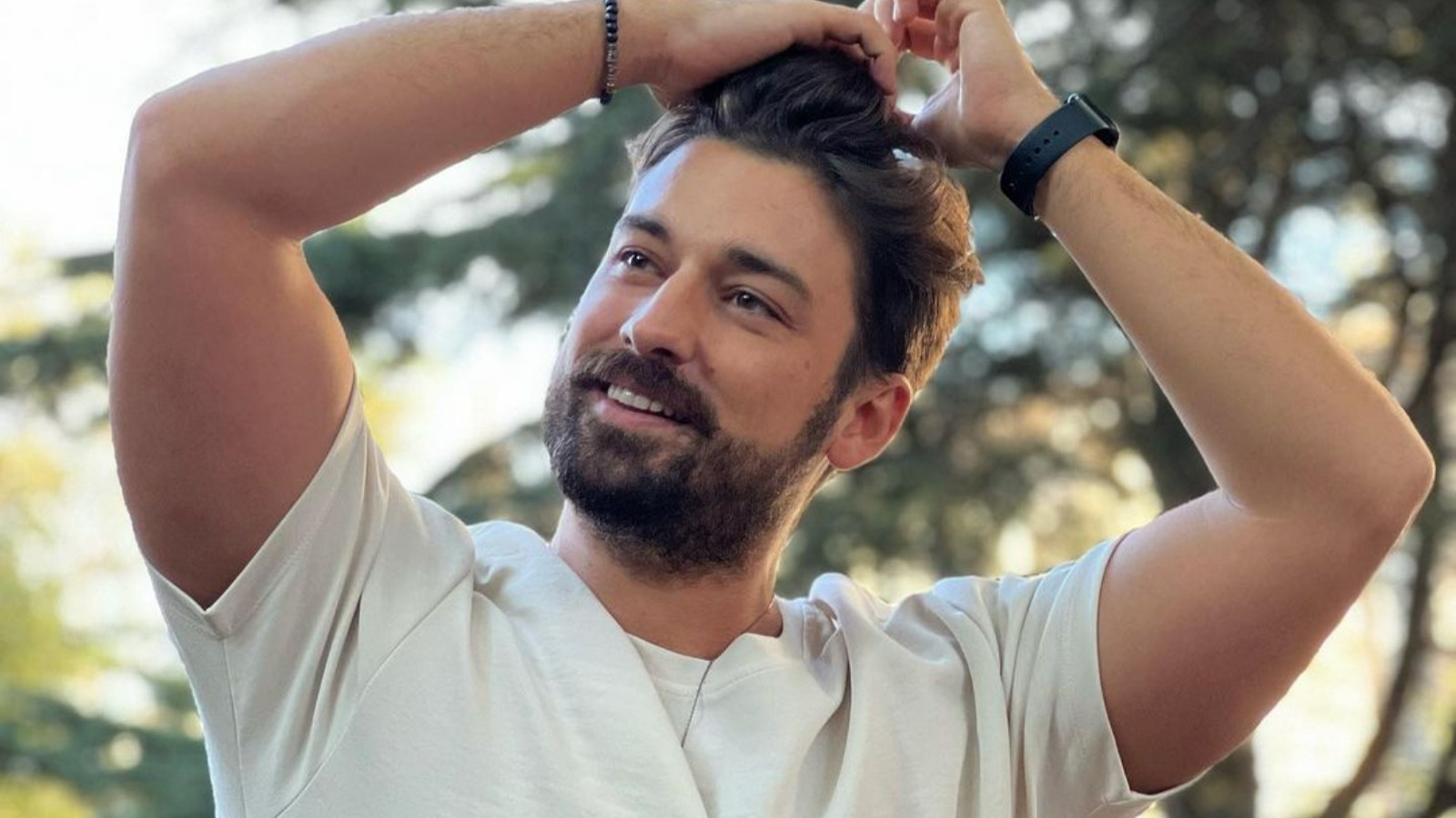 Cine este și câți ani are Alp Navruz, care interpretează rolul Serhat ...