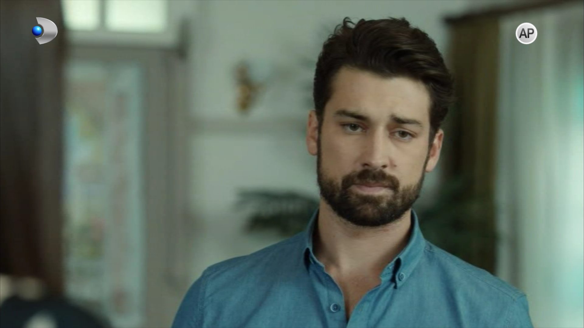 Zumrut se confruntă cu minciunile lansate de Serhat și află de logodna acestuia cu Deniz. Vezi ...