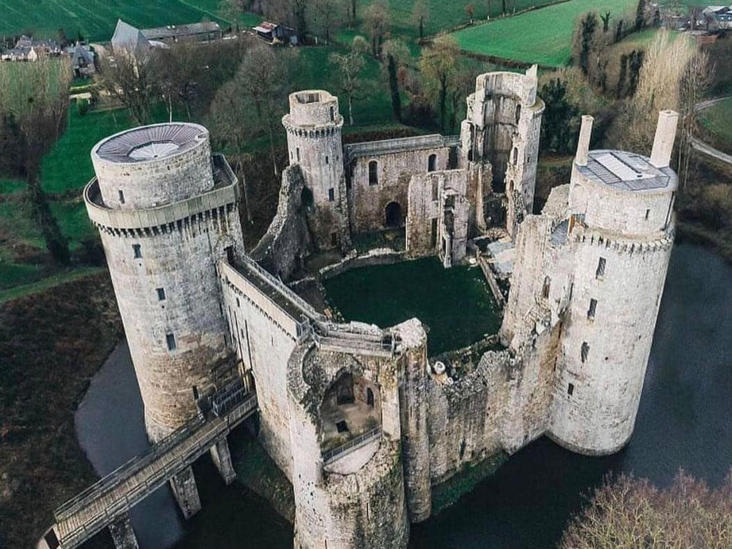 Unde se află castelul care uimește omenirea! Este o adevărată ...