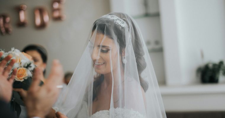De ce se scoate voalul miresei la nuntă? Tradiții și obiceiuri pentru ...