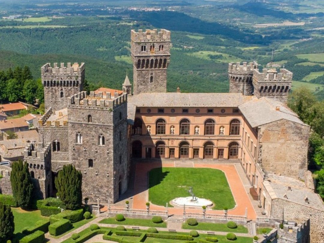 Acest castel medieval din Italia a fost scos la vânzare! Proprietatea ...