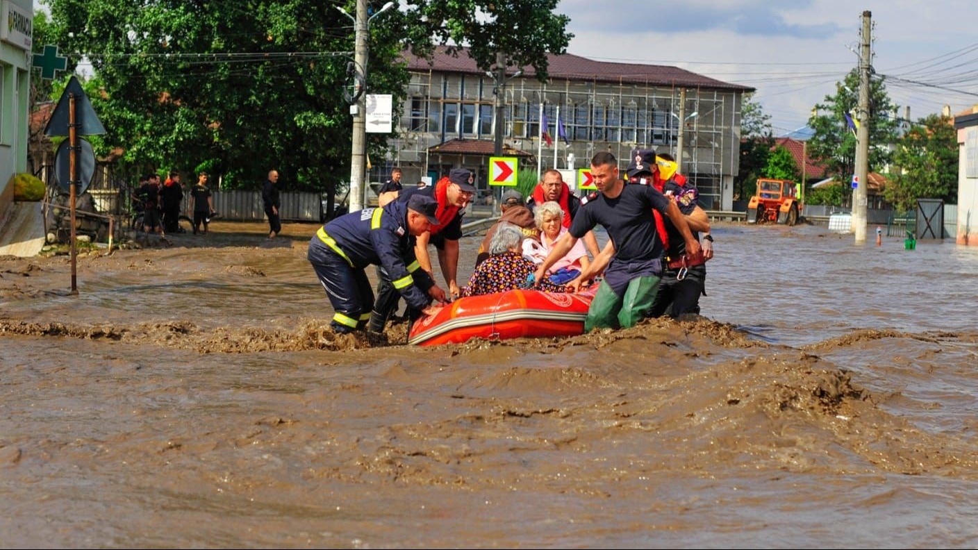 Cod roșu de ploi torențiale și abundente! Județul în care cantitățile ...