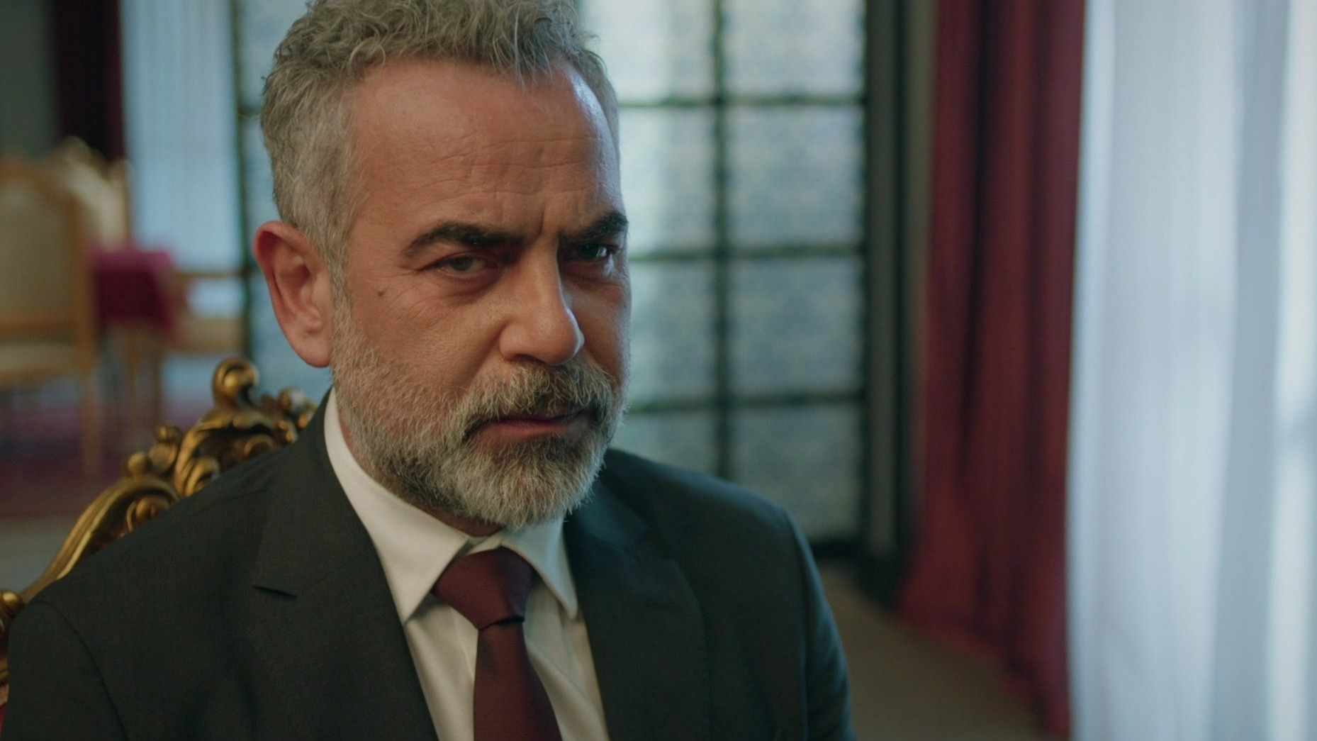 Yurdaer Okur, care joacă rolul Serhan în serialul Inimă rebelă, pasiune ...