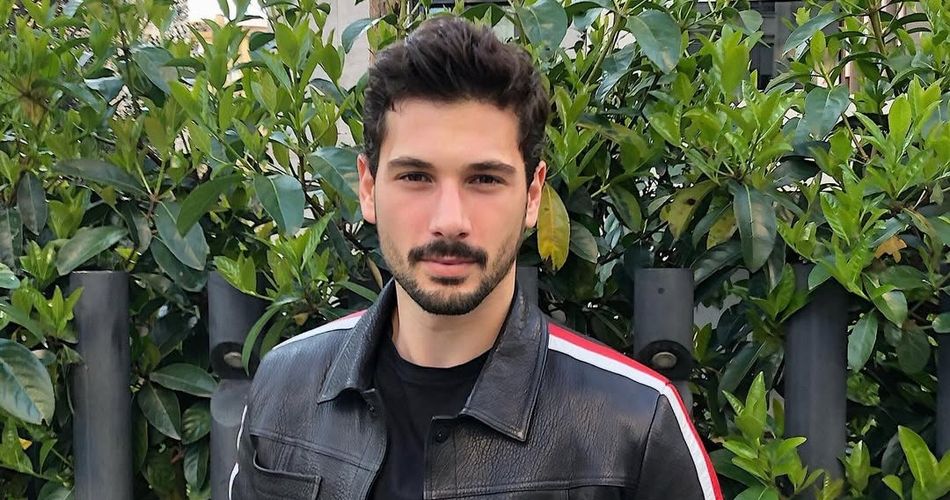Cine este și câți ani are Deniz Can Aktaş, care joacă rolul principal ...