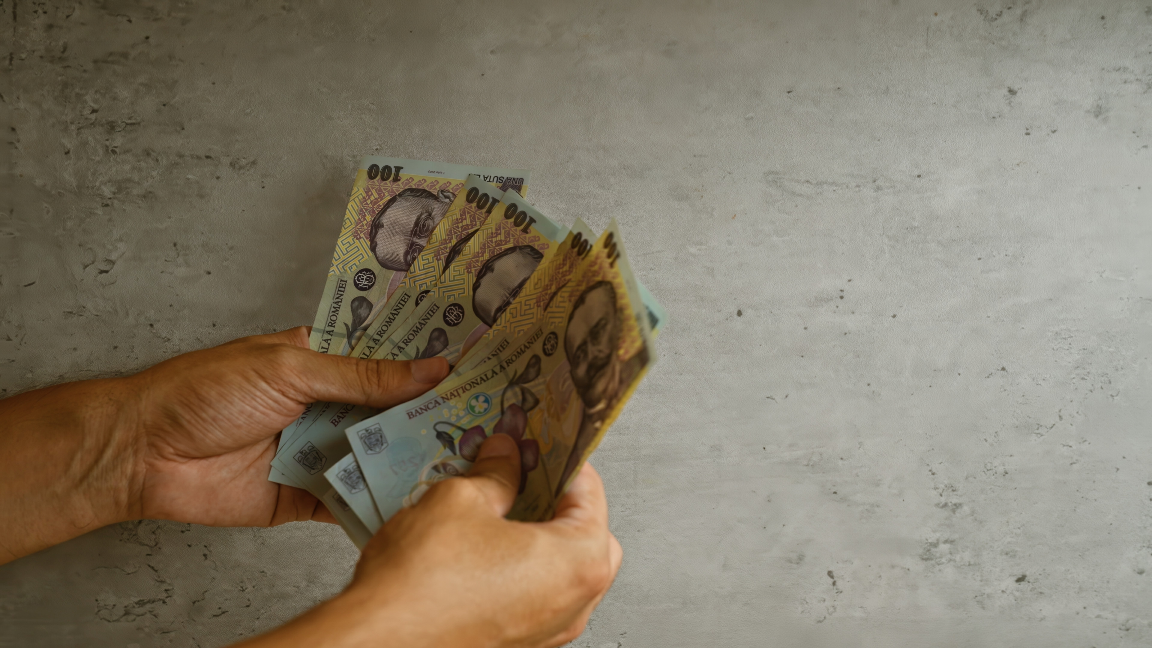 Cursul valutar BNR miercuri, 31 decembrie 2025: Moneda euro și dolarul ...