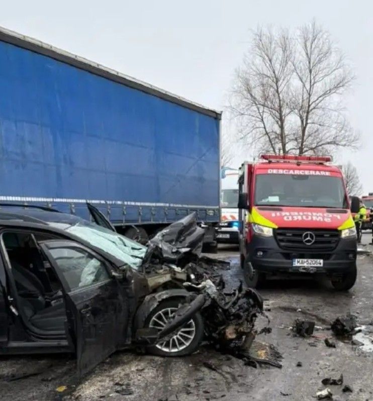 VIDEO Momentul în care șoferul unui microbuz împinge o mașină direct în ...