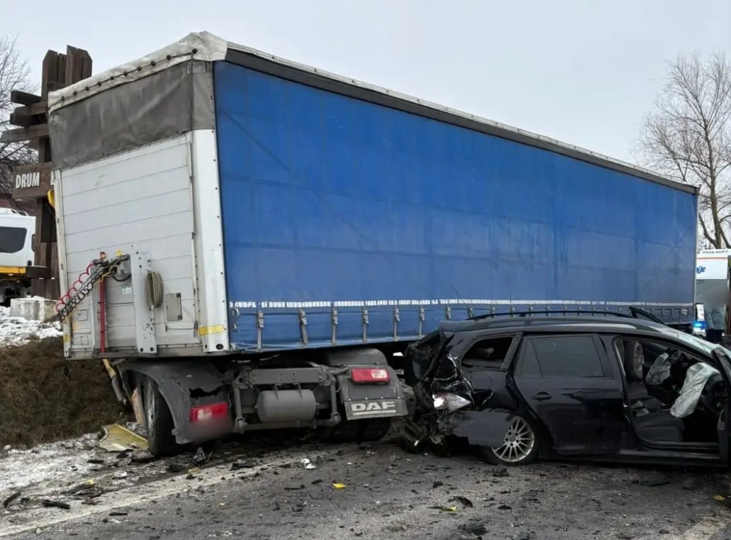 VIDEO Momentul în care șoferul unui microbuz împinge o mașină direct în ...