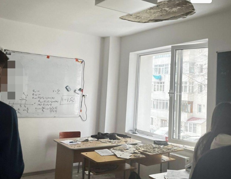 Tavanul unui liceu din Botoșani s-a prăbușit peste elevi, în timpul ...