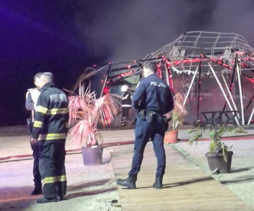 Un renumit club de pe plajă din Mamaia a fost cuprins de foc! Localul ...