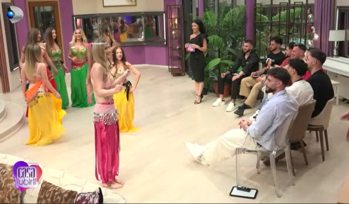 Fetele din „Casa iubirii” îi impresionează pe băieți cu mișcările lor ...