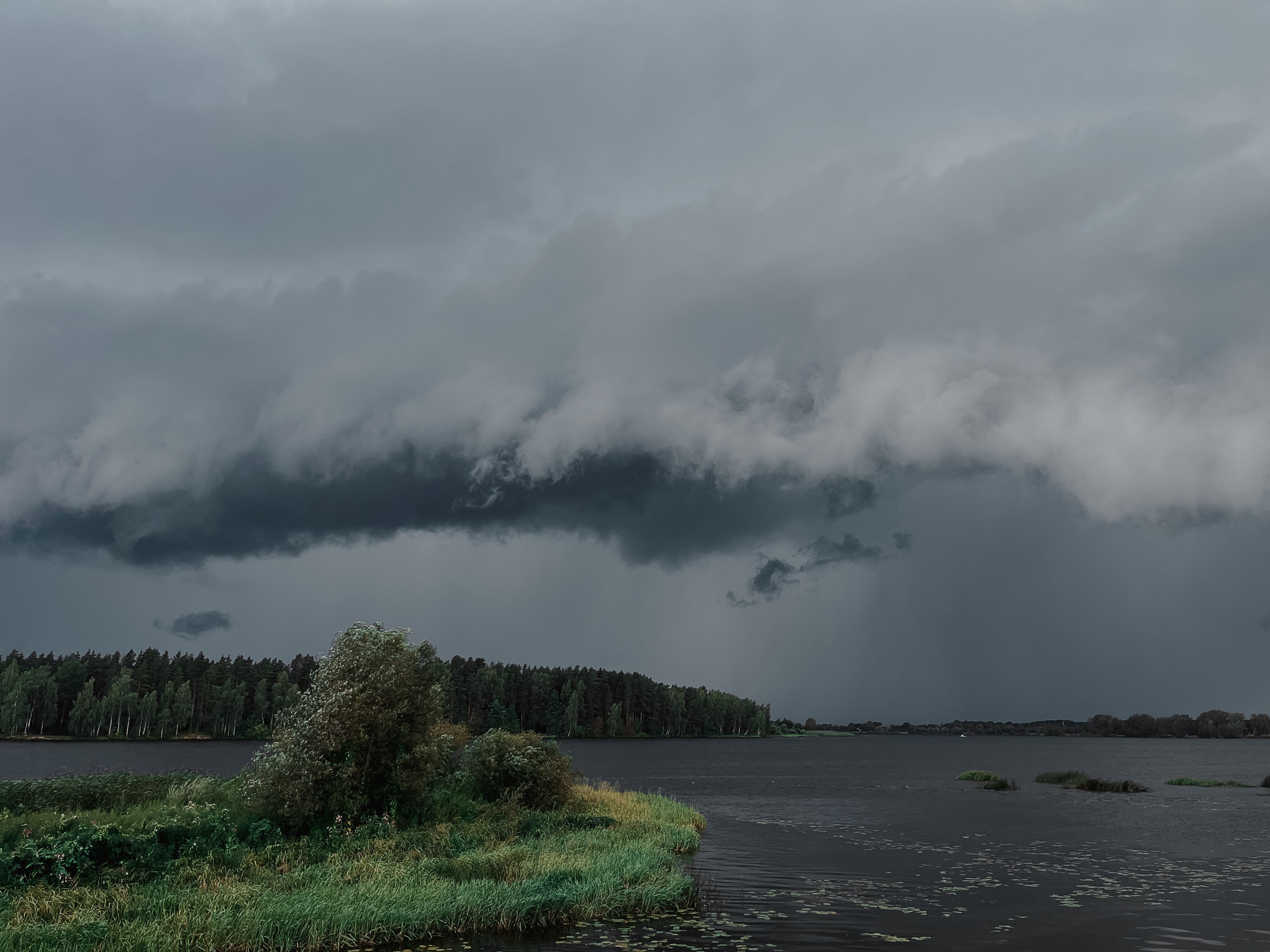 Cod galben de furtuni în București și 12 județe. Meteorologii anunță ...