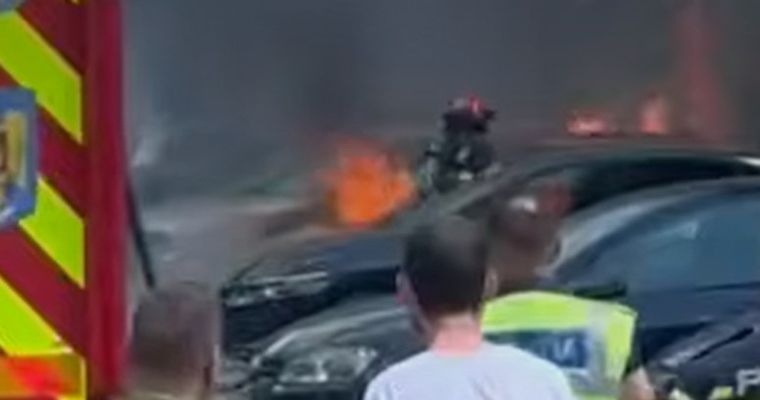 BREAKING NEWS O mașină a fost cuprinsă de foc în parcarea unui bloc din ...