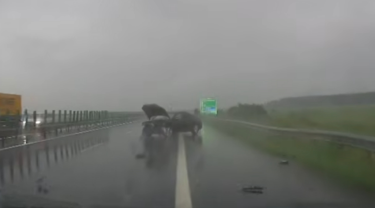 Momentul în care un șofer pierde controlul pe autostrada A3, pe sensul ...