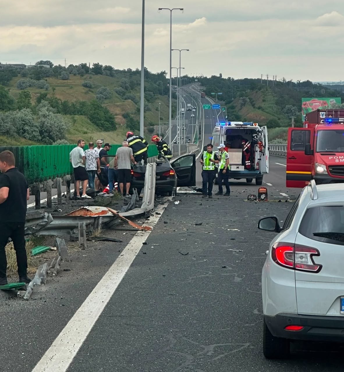 Femeie în stare de inconștiență după ce mașina în care se afla a lovit ...