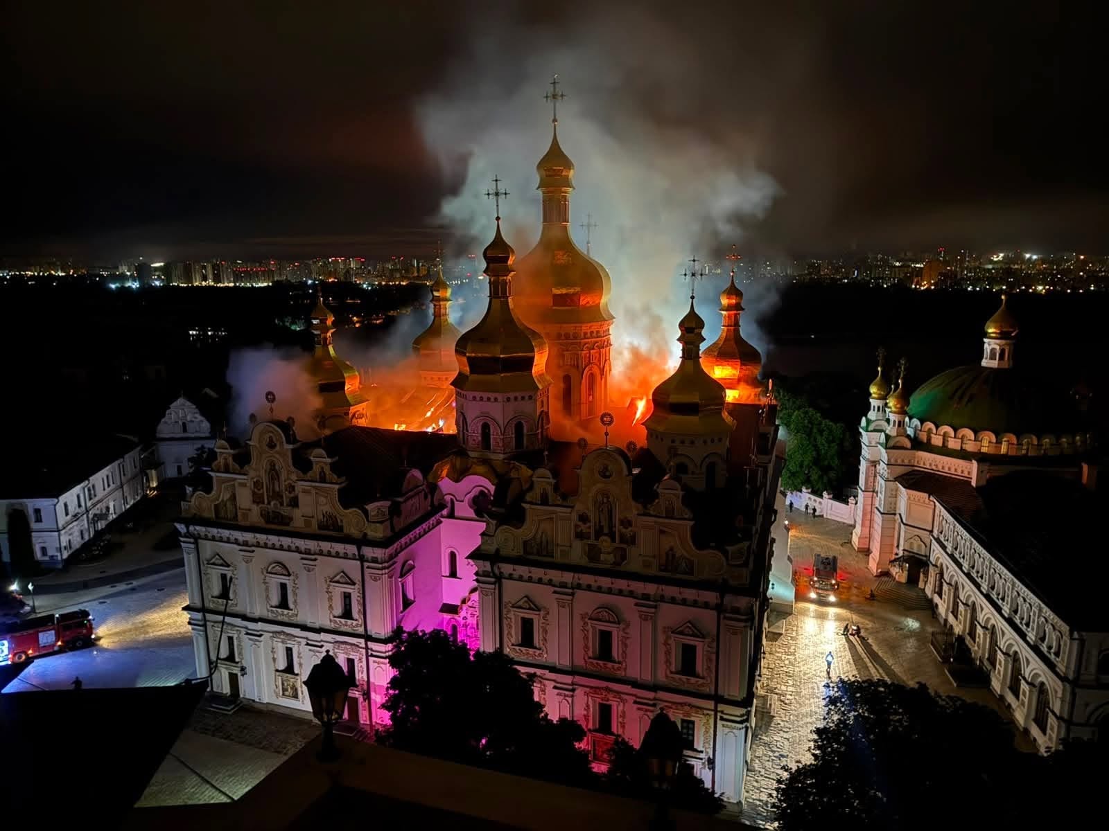 Catedrala Adormirii Maicii Domnului a fost cuprinsă de foc. Patru ...
