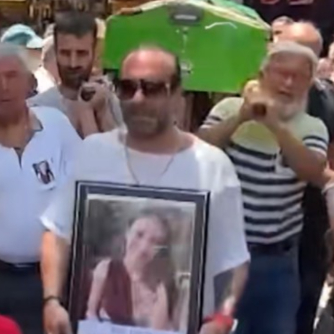 Imagini sfâșietoare de la înmormântarea lui Ece Irtem. Mama actriței ...