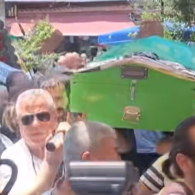 Imagini sfâșietoare de la înmormântarea lui Ece Irtem. Mama actriței ...