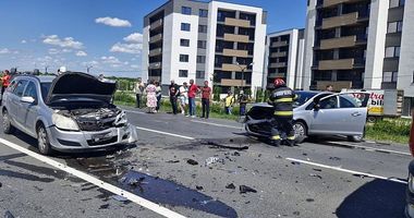 Trei mașini s-au ciocnit violent pe un drum din Vrancea. Circulația a ...