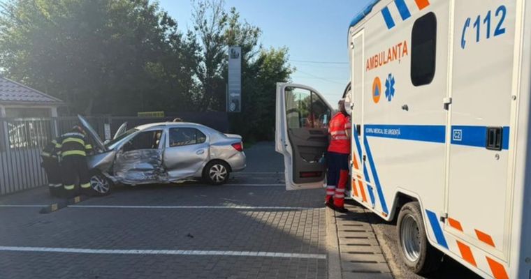 O ambulanță care transporta un copil la spital, implicată într-un grav ...