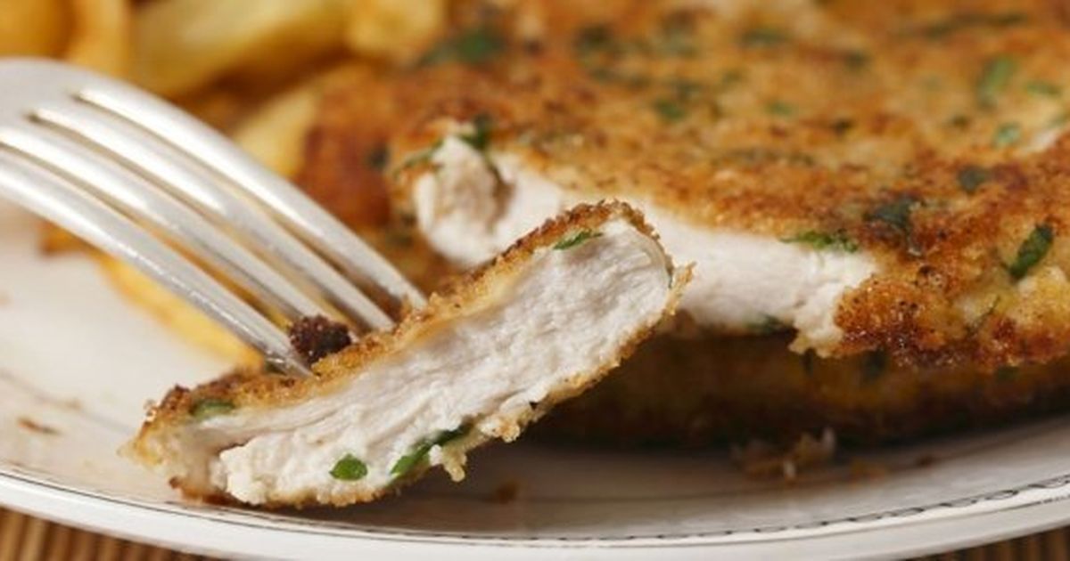 Cand faci snitele, in loc de pesmet, da pieptul de pui prin ASTA ...